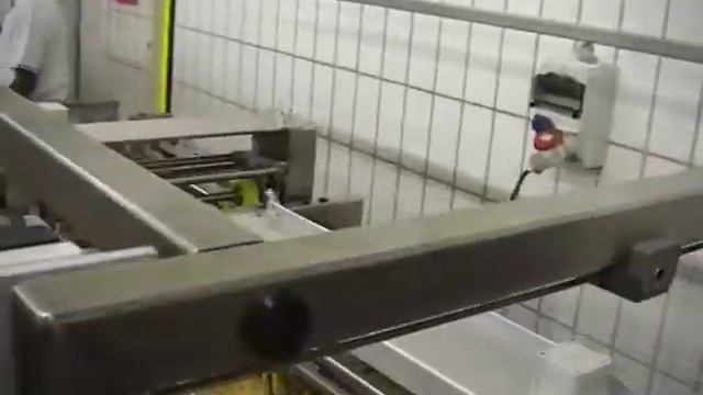 Машина для вертикальной резки пирогов и пластовых тортов в листах с бортами KSSM