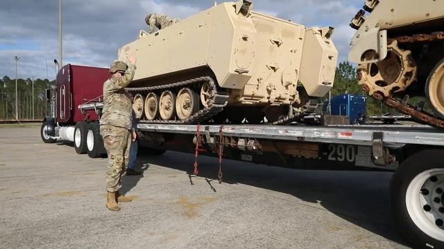 В Пентагоне показали процесс загрузки бронетранспортеров M113 для отправки в Украину.mp4