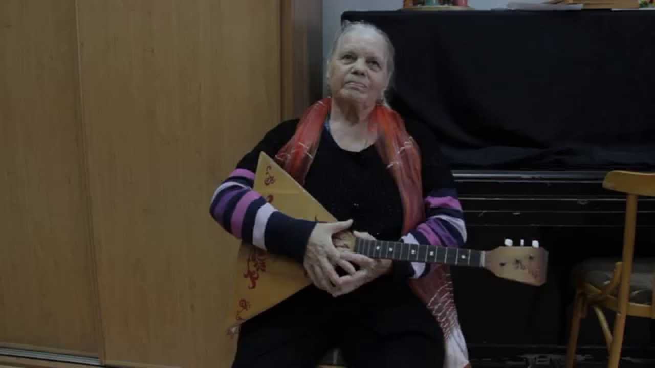 Иванникова А. И.. Женская игра на балалайке.