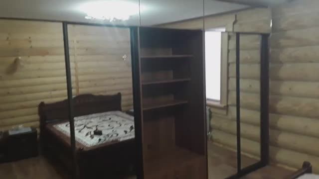 Встроенный шкаф-купе с зеркальными дверьми и антресолью на всю стену