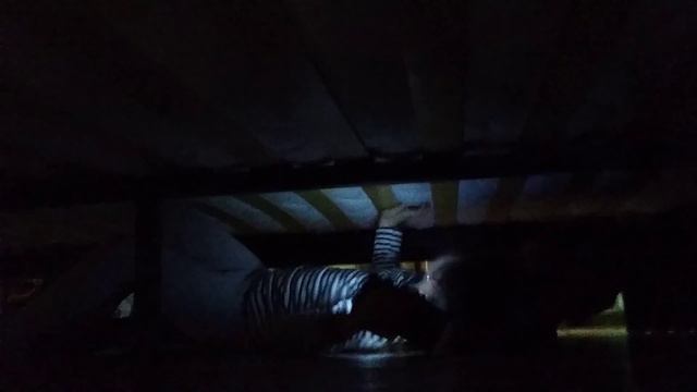 дети под кроватью