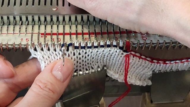 Соединение открытых петель плеча по лицевой стороне на вязальной машине.