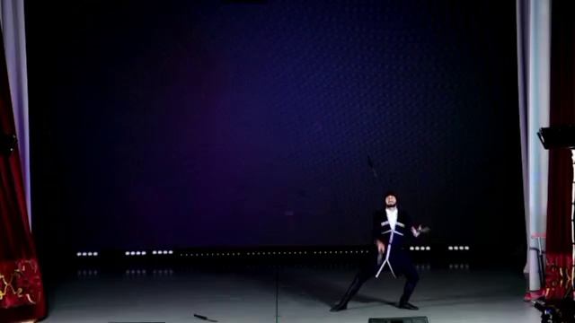 Жонглёр с кинжалами О. Варданян.