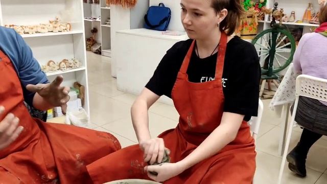 Студенты на гончарном круге изготовили различные гончарные изделия. Фильм 11