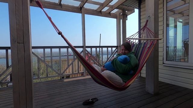 Прогулка на террасе с гамаком