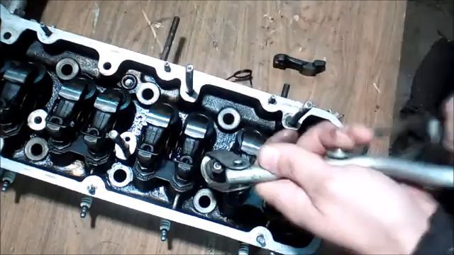 Как снять клапана ВАЗ классика. Съемник клапанов. Рассухариватель клапанов