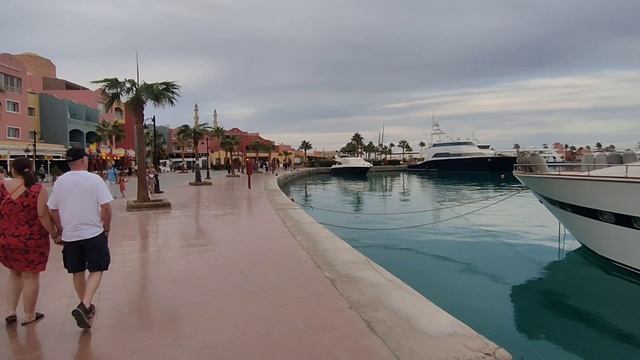 Яхты, бары и рестораны с морепродуктами. Хургада, Марина