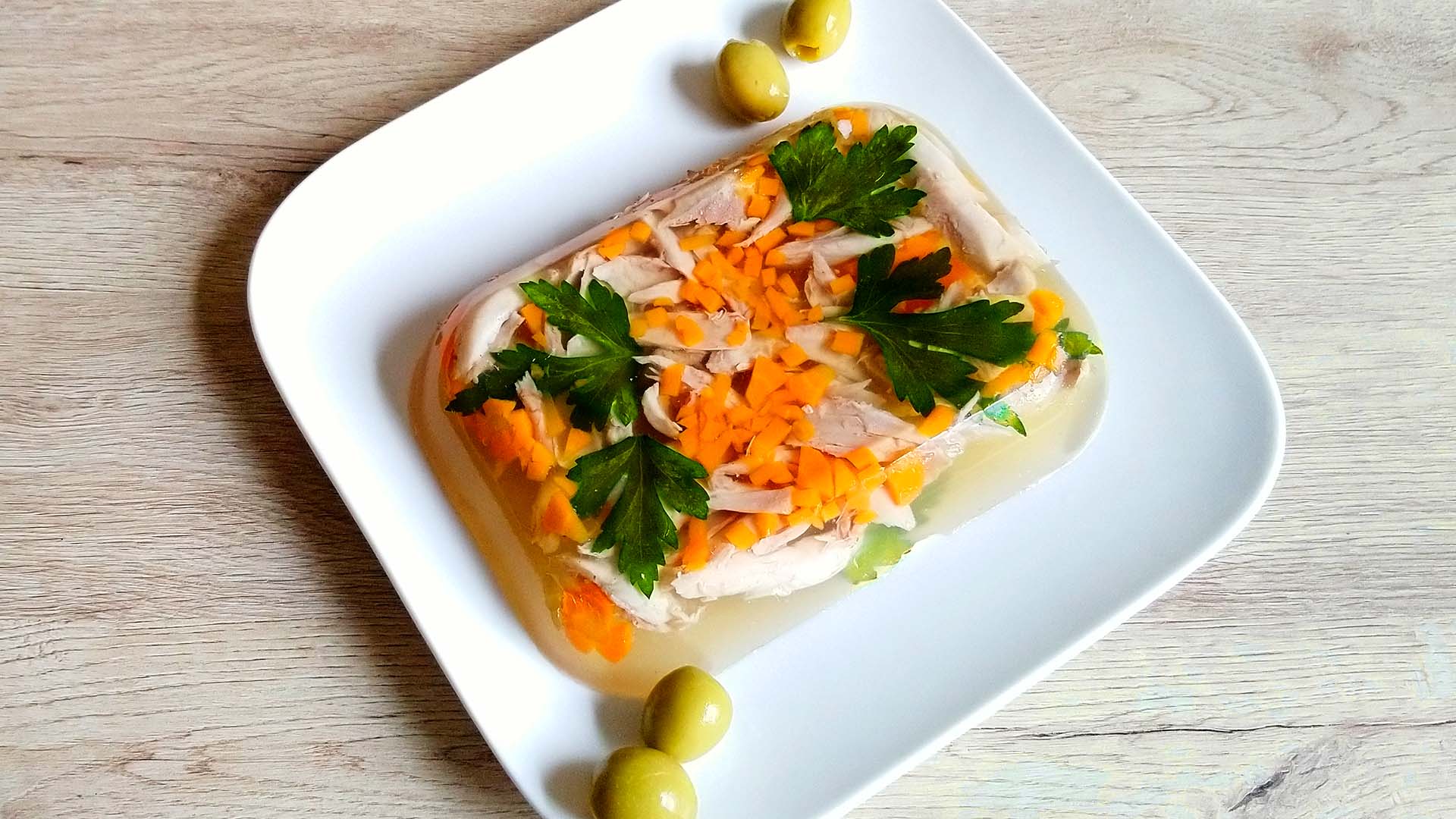 Рецепты приготовления заливного из рыбы и куриного мяса.