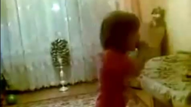 Маленькая девочка ругает взрослых				