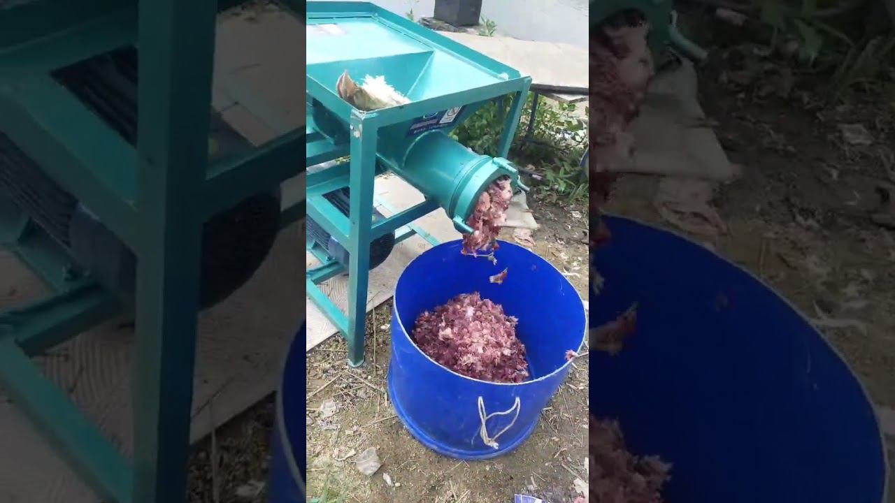 Промышленная мясорубка-костедробилка MS180 перемалывает гуся целиком с пером