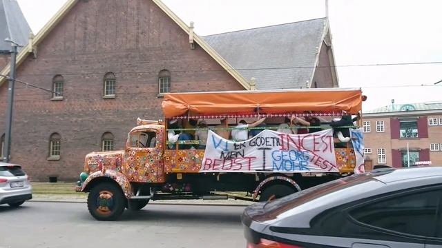 Празднование окончания гимназии на грузовиках, Havnegade, Орхус, Дания. 26 июн. 2021