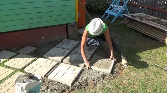 Уложила 120 штук тротуарной плитки 40х40. Садовая дорожка диагональным узором