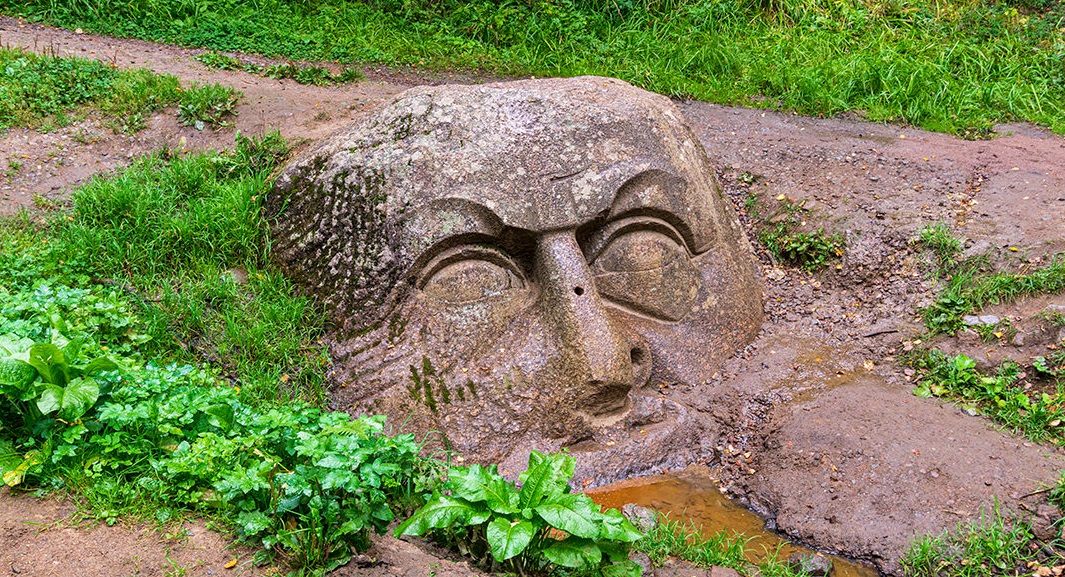 Что за статуя каменного богатыря закопана в Петергофе