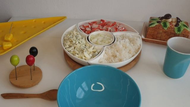 Крабовый салат. Простой рецепт в красивой посуде