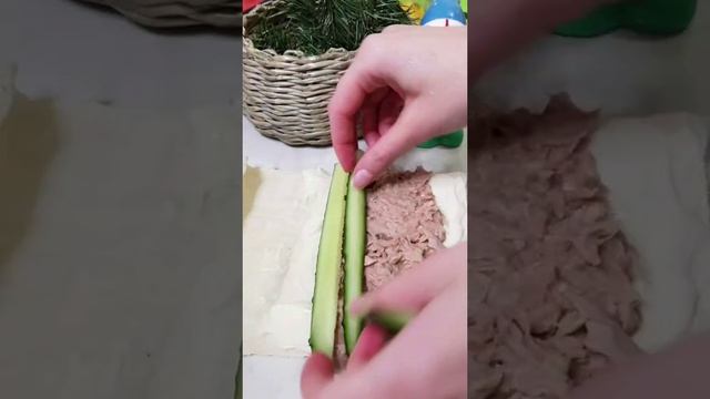 Закусочный рулет с плавленным сыром и тунцом