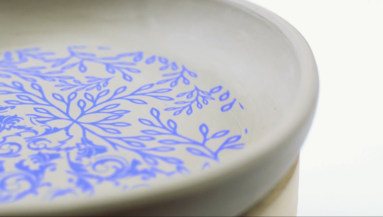 Как нанести подглазурную деколь на глиняное изделие? Смотрите видео!