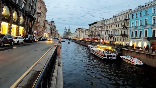САНКТ-ПЕТЕРБУРГ. АЛЕКС КУРБАТОФФ - ВЕДЁТ РЕПОРТАЖ У ДОМА ЗИНГЕРА.