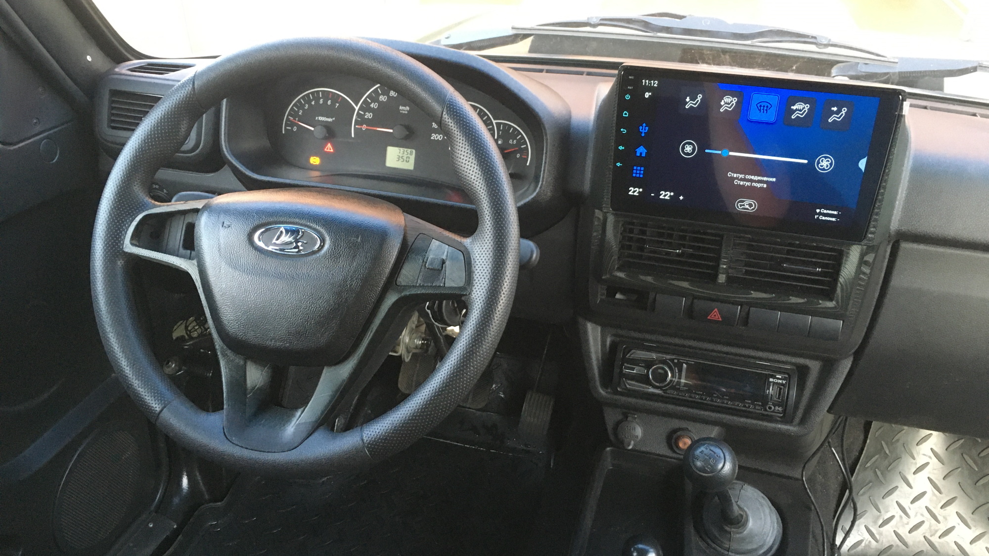 #31 НИВА 1989 Магнитола 2din, рамка с дефлекторами и кнопки на руле.