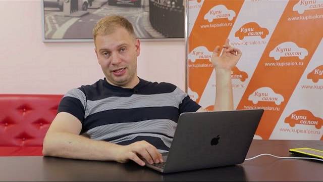 Audi A6 - перетянули салон в кожу с алькантарой, яркой подложкой и кантиками.