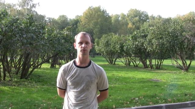 Делаем "колесо" на роликовых коньках и берем бутылку