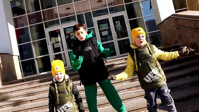 Максин Руслан поздравляет всех девчонок и учителей с очередным 8 марта!