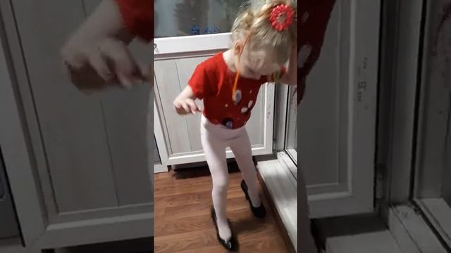 Настя примеряет мамины туфли.mp4