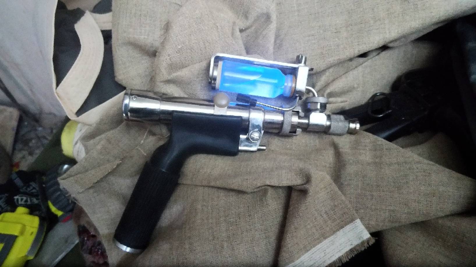 "Зелёнка" радиопротектор Зелёнка появляется в игре Metro Exodus Зомби пистолет Иньектор