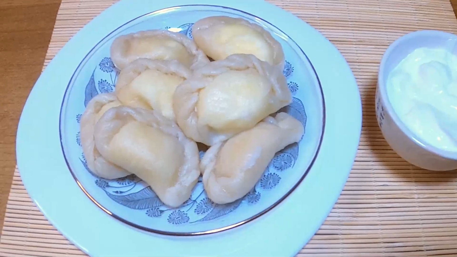 Вареники с творогом на столе. Сладкий творог, мягкое тесто