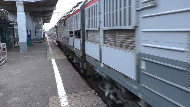 Тепловоз 2ТЭ25КМ-0434 (ТЧЭ-2) следует резервом.