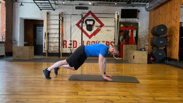 Перекрестное касание стоп из планки