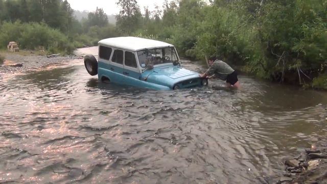2 серия Ловля Рыбы Ленок на Спиннинг Блесна с Лодки, Утопили УАЗ, Грибы Подосиновики Тайга река Ленд
