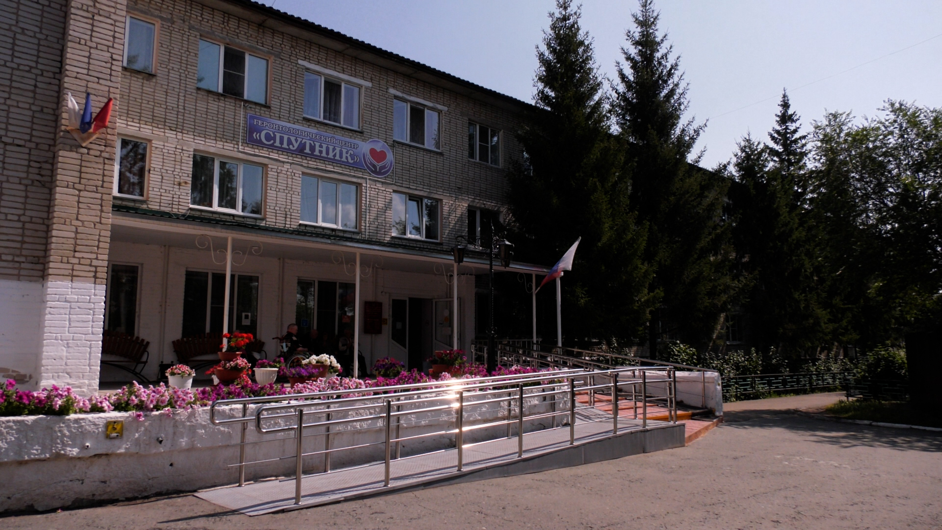 Геронтологический центр «Спутник» принимает участие в конкурсе «Шадринские дворики»