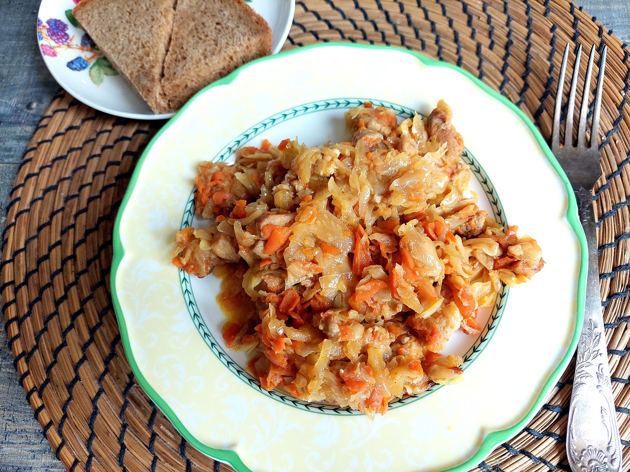 Капуста тушеная со свининой. Невероятно вкусное и сытное блюдо.