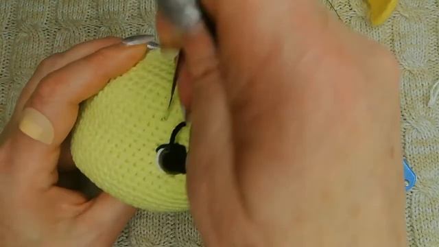 Оформление мордочки вязаного зайца.mp4