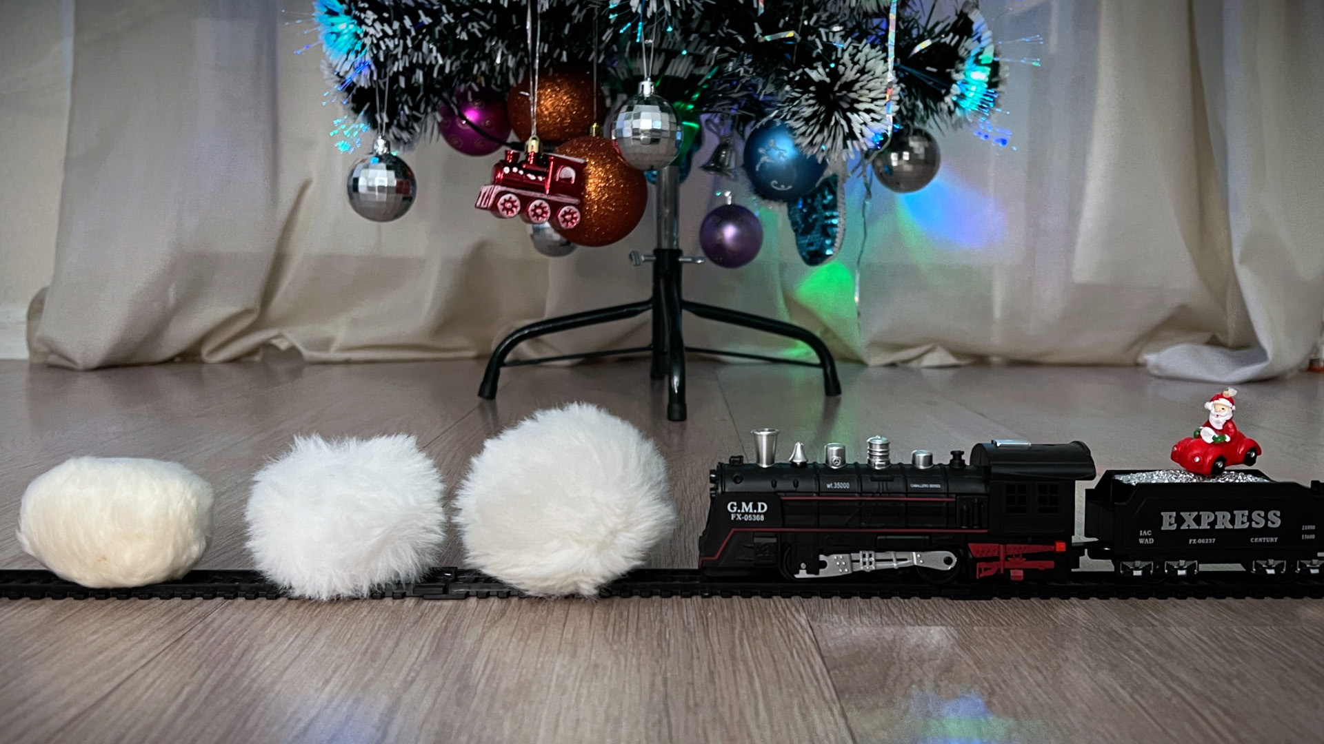 Паровозик Rail King  против "снежков" на железной дороге  / Видео про поезда-игрушки