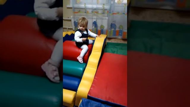 Алиса ползает в развивайке