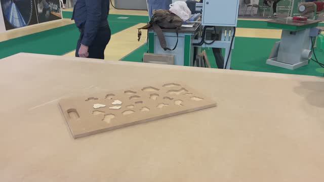 Шлифовка маленьких заготовок в кондукторе на шлифовальном станке SDA 1300