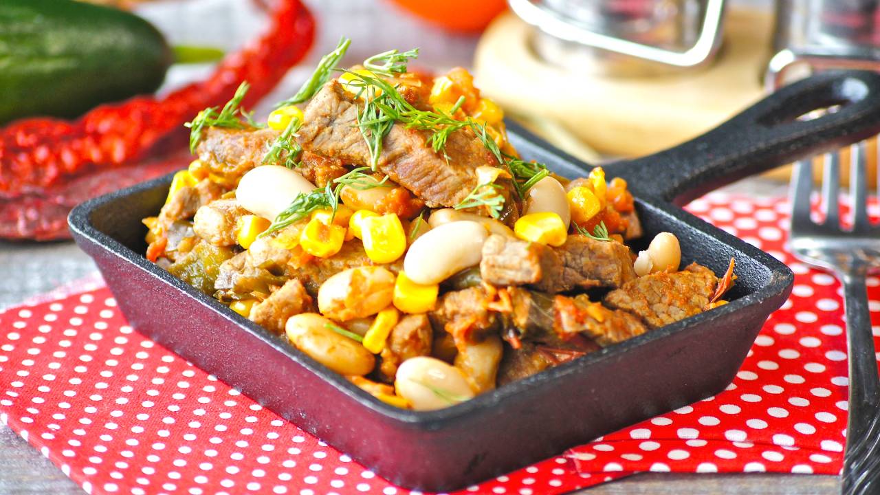 Говядина по-мексикански — видео рецепт. Вкусное мясо в мексиканском стиле с кукурузой и фасолью!