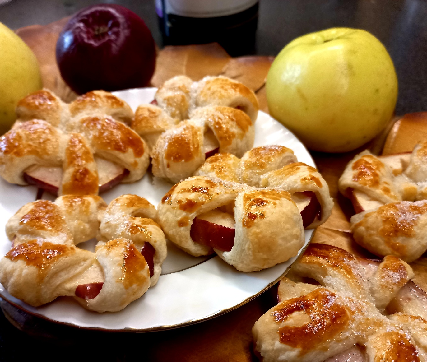 Яблочные ломтики в слоеном тесте