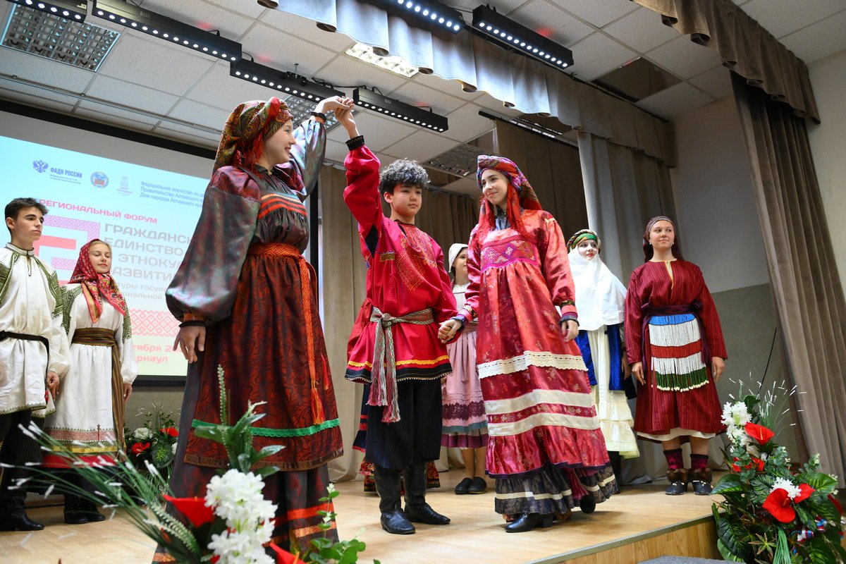 ПОКАЗ ТРАДИЦИОННЫХ КОСТЮМОВ