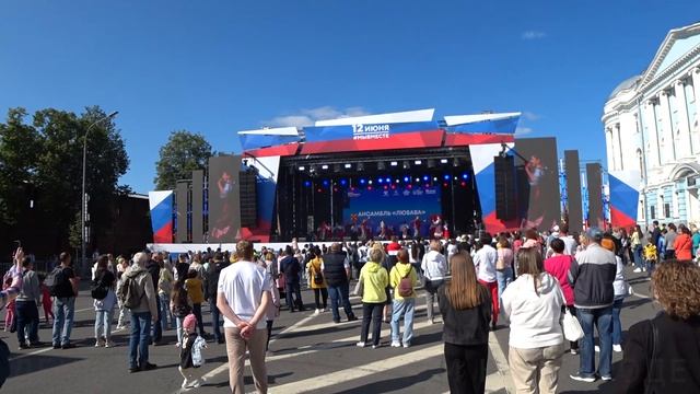 Ансамбль "Любава" на концерте в честь Дня России на пл. Минина и Пожарского // 12 июня 2023 года