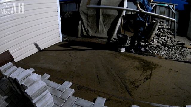 Продолжение укладки брусчатки.