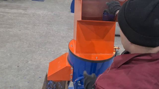 Дробилка измельчитель ПВХ ткани МИ-600 сетка 20 мм.mp4
