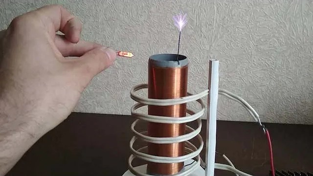 Качер, крутые опыты с высоким напряжением