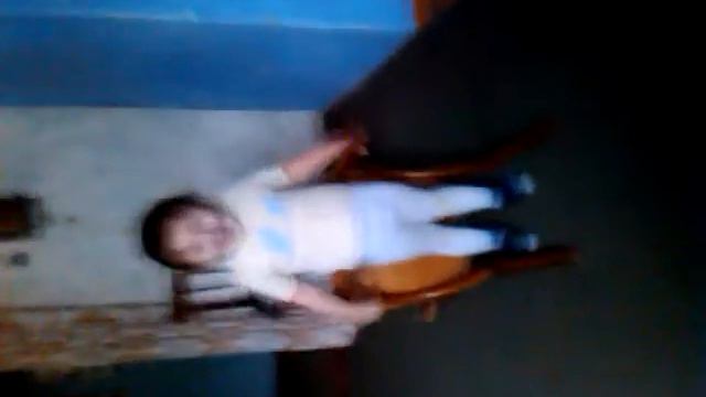 Люся качается на стуле