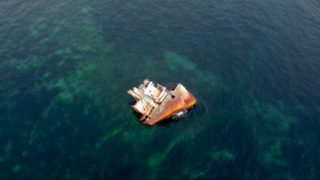 Севший на мель сухогруз "Ибрагим-Яким" вблизи мыса Тарханкут.
Корабль у Тарханкута.