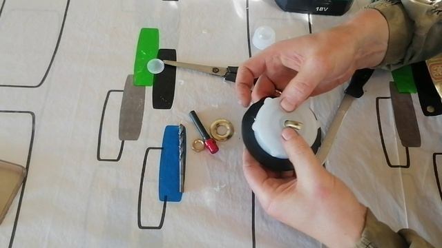 В крышку бензобака снегохода буран врезаем дыхательный КЛАПАН.