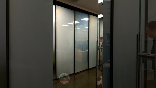 Стеклянная раздвижная перегородка без нижней направляющей