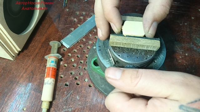 Кулон-оберег из бивня мамонта.Резьба+скримшоу.Руна "Мир" и "Древо Жизни"