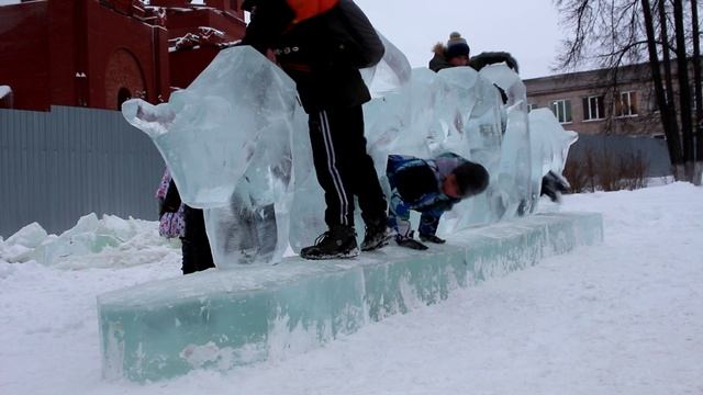Изготовление ледяных скульптур в канун Нового года